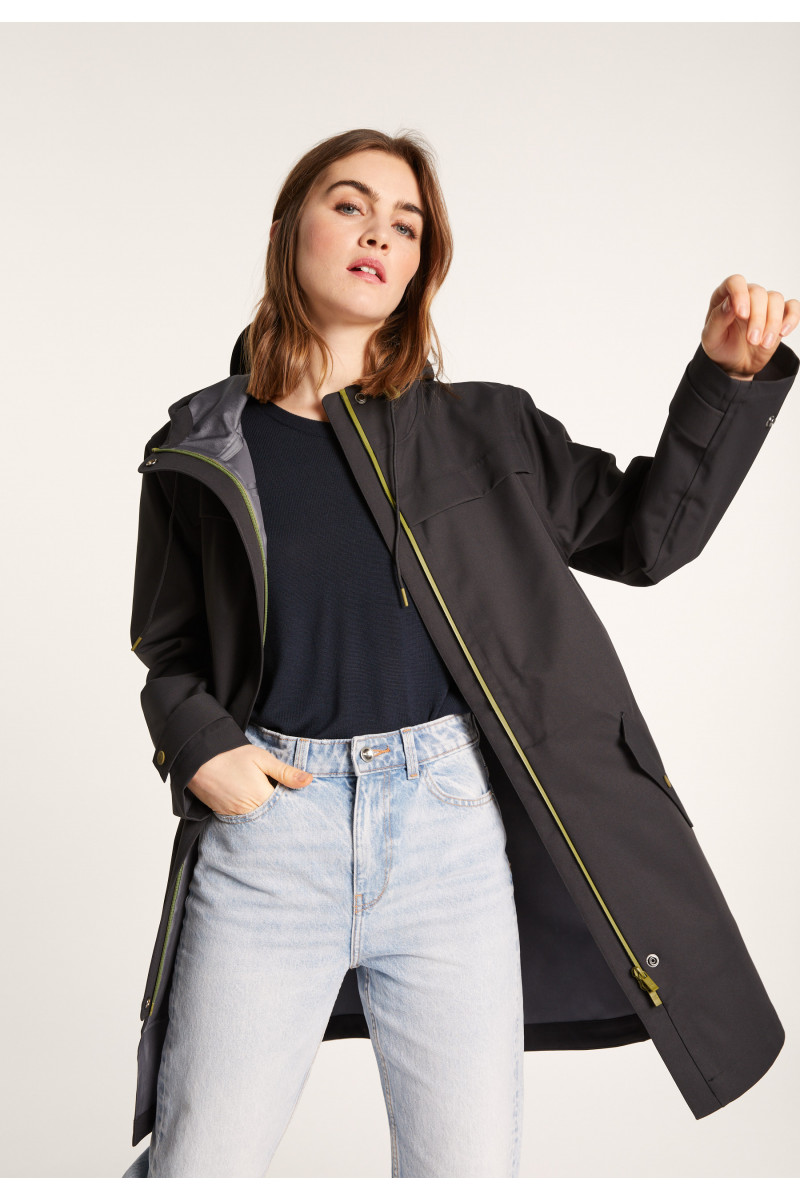 L’Imperméable Beau Nuage pour femme, le vêtement de pluie indispensable les jours de pluie.